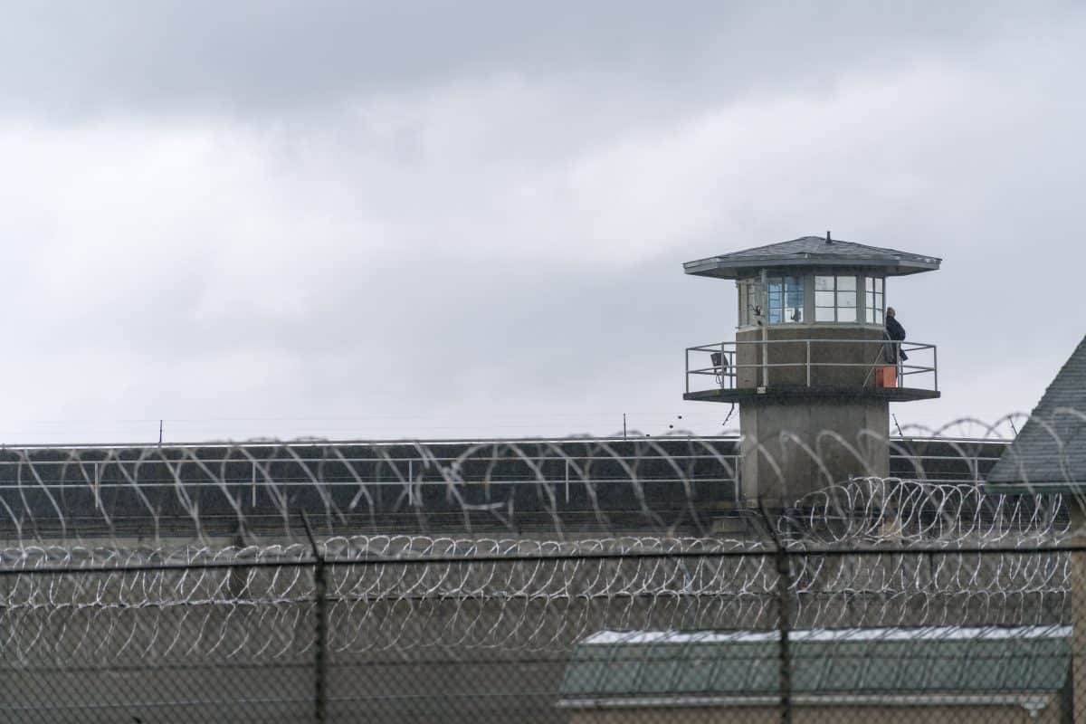 The Importance of Cell Phone Detectors for Prison Security